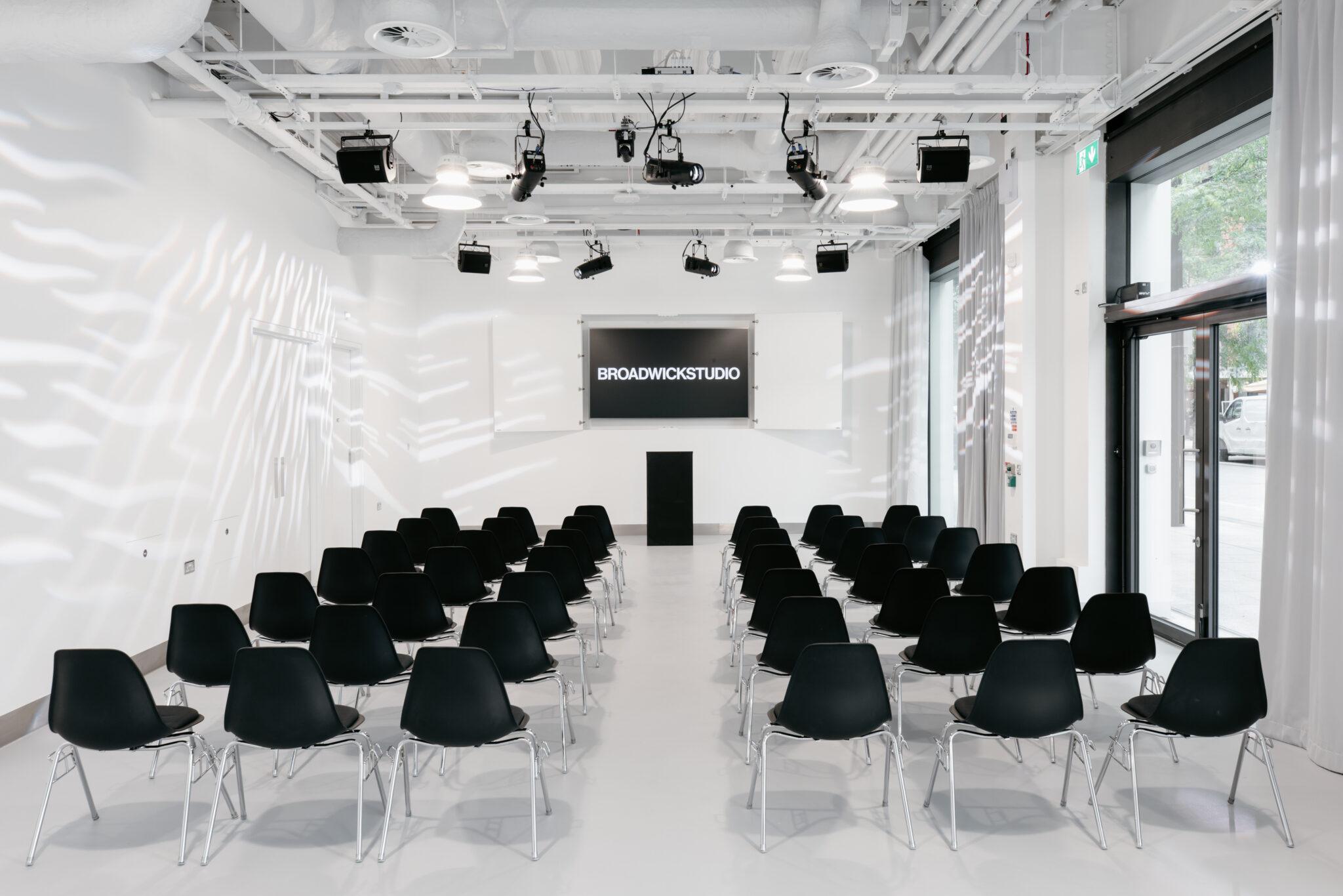 Landing Canary Wharf - Spaces & Stories